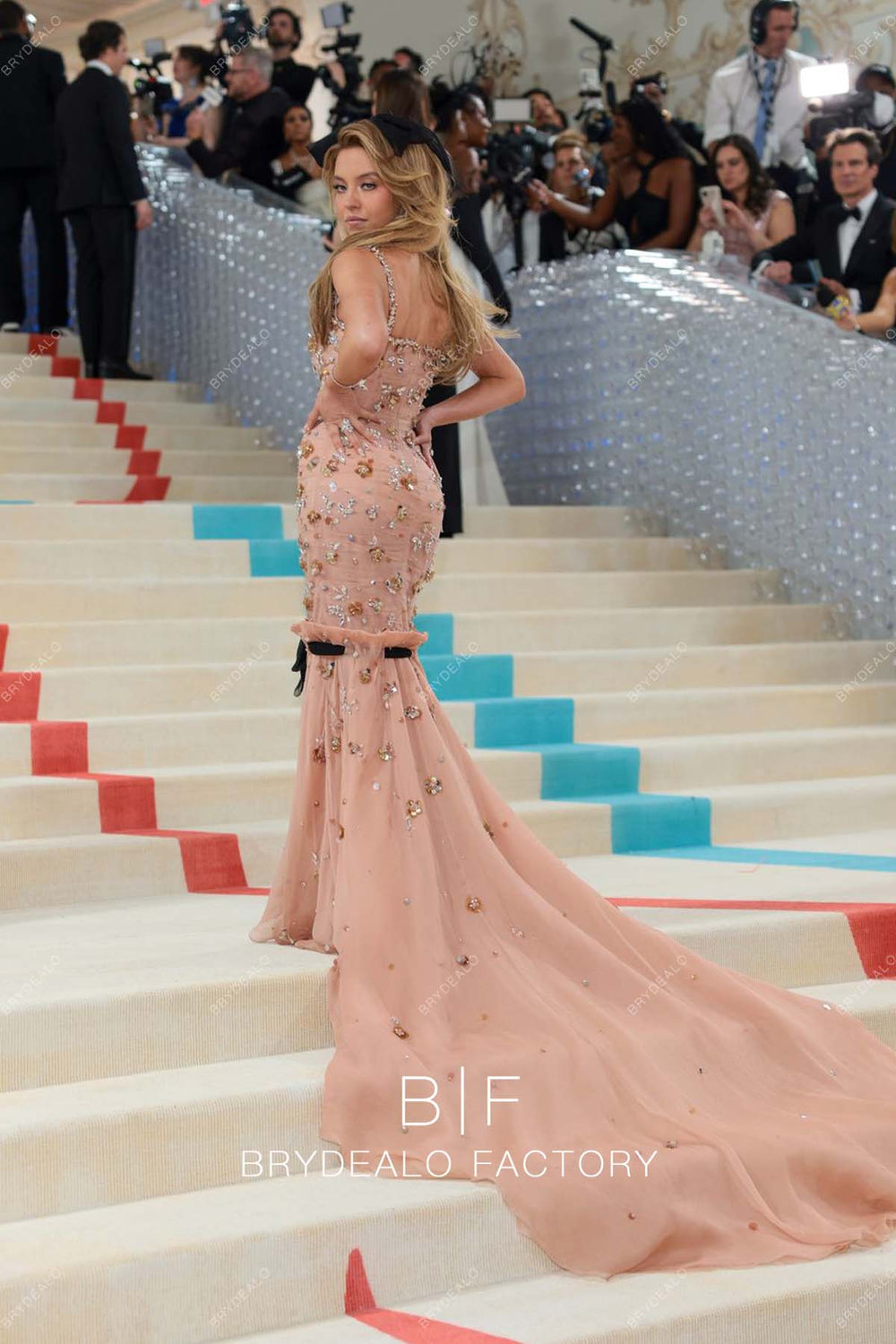 Sydney Sweeney 2023 Met Gala Sparkly Mermaid Long Train Dress